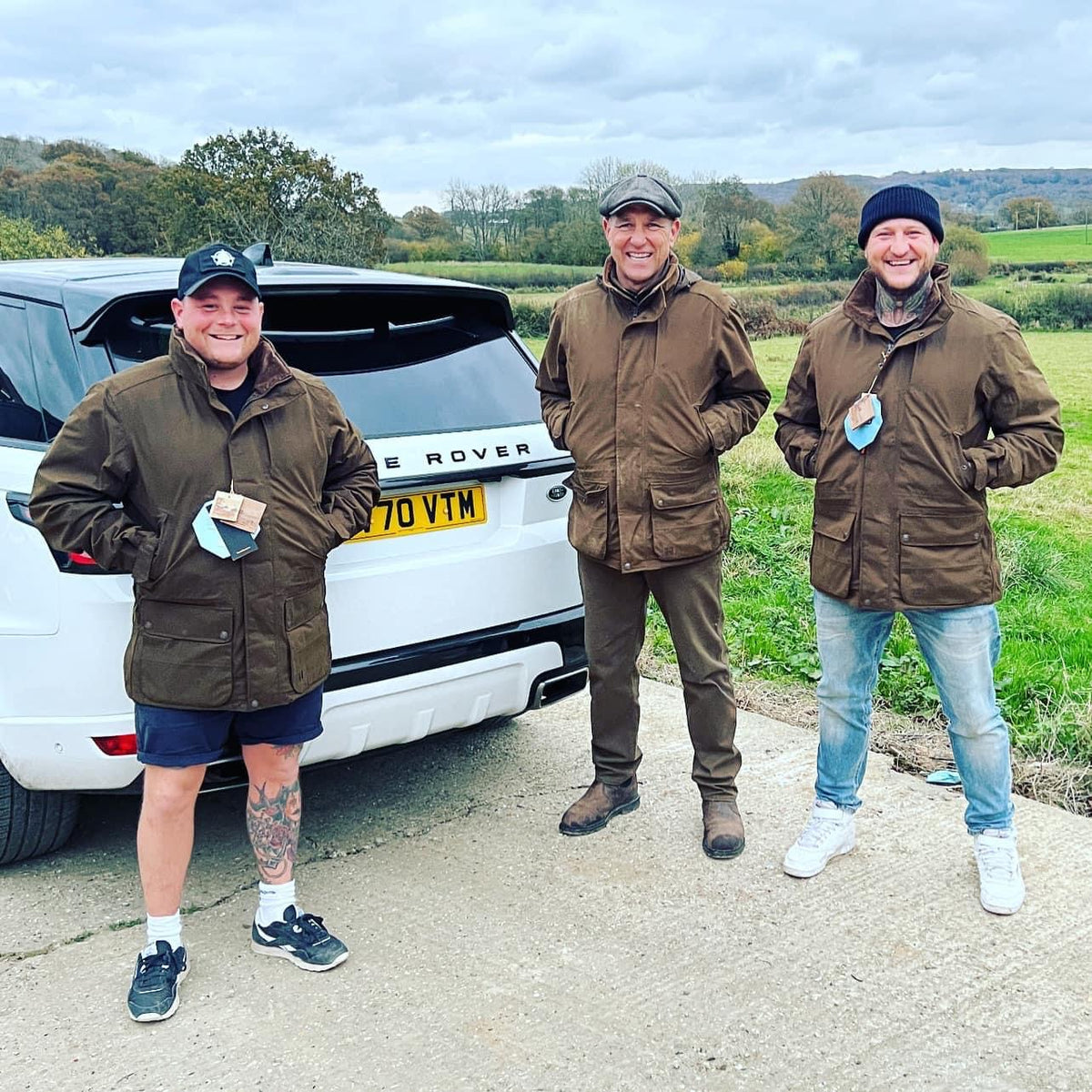 BRAD & SAM TAKE VINNIE JONES A GIFT – The Bald Builders